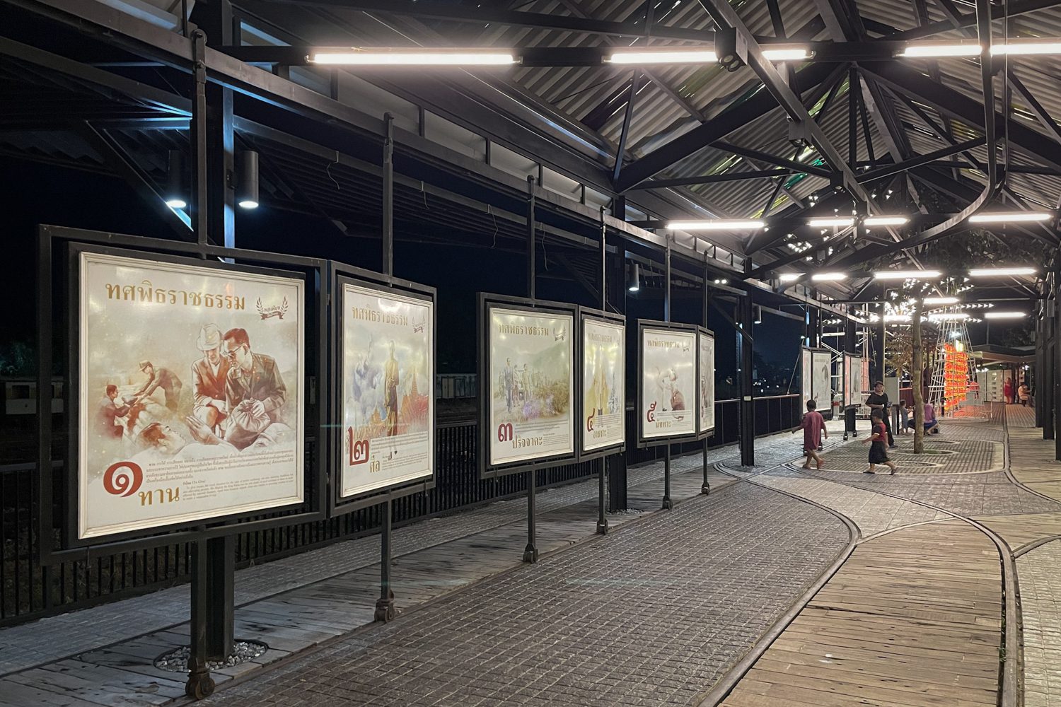 Connecting Station: A train station revitalized into a Thungsongs ...